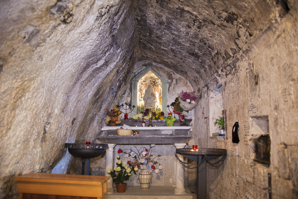 Il Tempio del Valadier e l’Eremo Santa Maria Infra Saxa | Turismo Marche